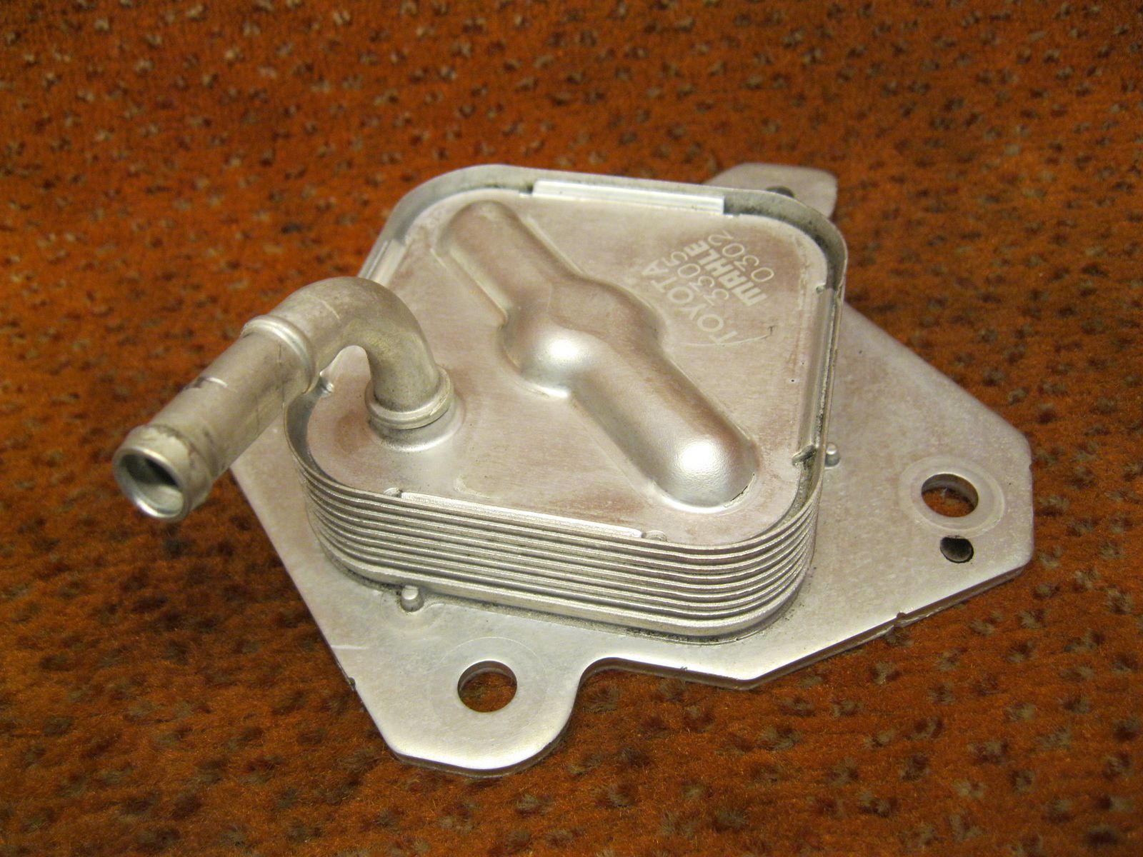 15710-33050 * Motor-Ölkühler 1,4D 1ND Toyota Yaris Auris Urban Cruizer ...