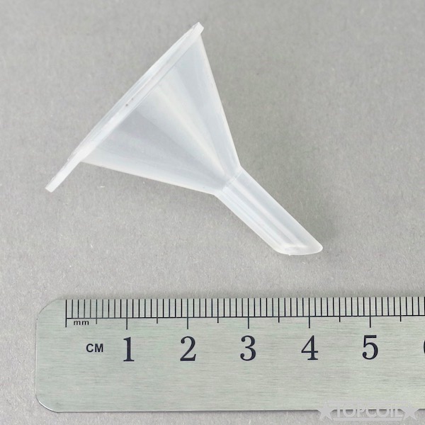 Mini Trichter Kunststoff mit 6,2mm Stieldurchmesser | topcoil-shop.de