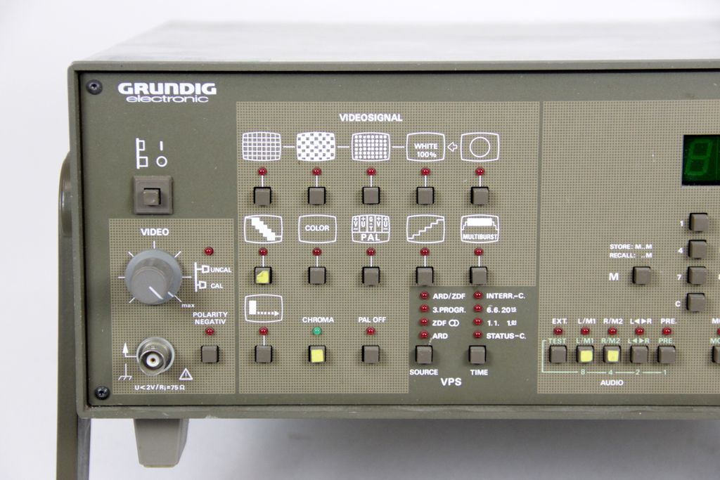 GRUNDIG Farbgenerator FG70 S/PLL Frequenzbereich 30-891,25 MHz | eBay